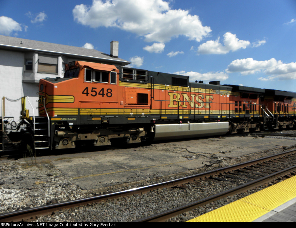 BNSF 4548 and BNSF 7324